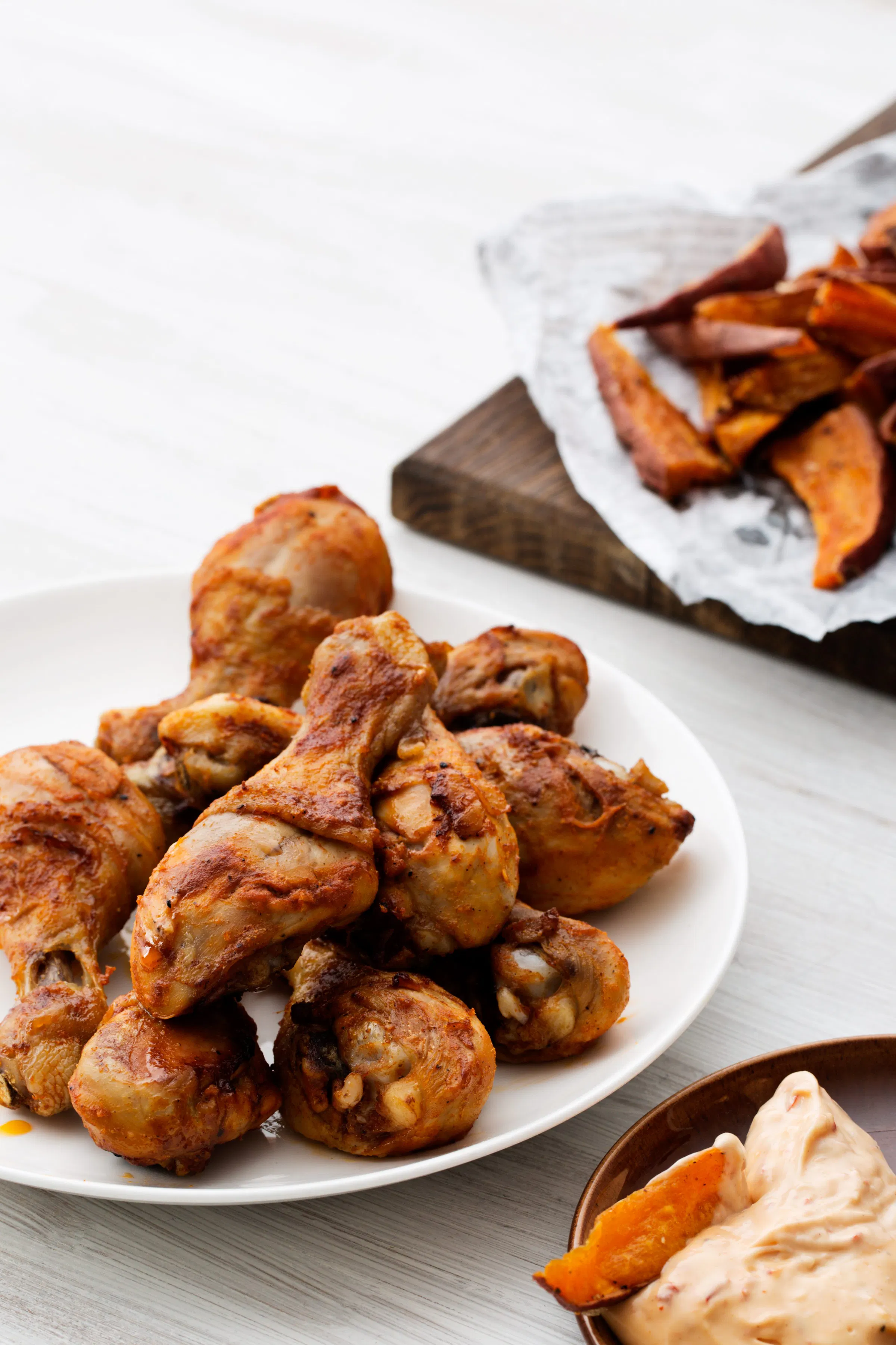 Muslos de pollo keto al estilo búfalo con alioli de ají - Diet Doctor