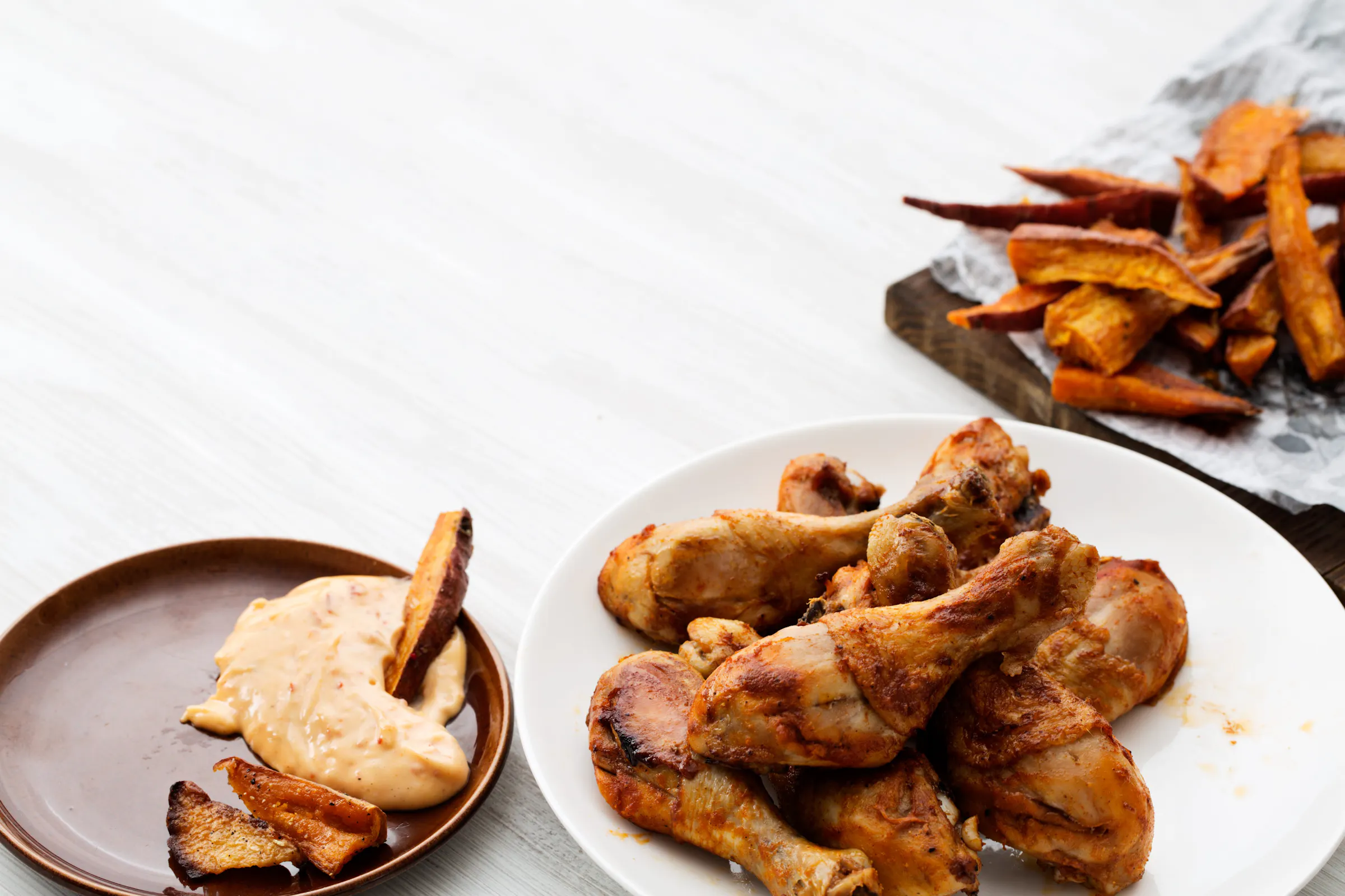 Muslos de pollo keto al estilo búfalo con alioli de ají - Diet Doctor