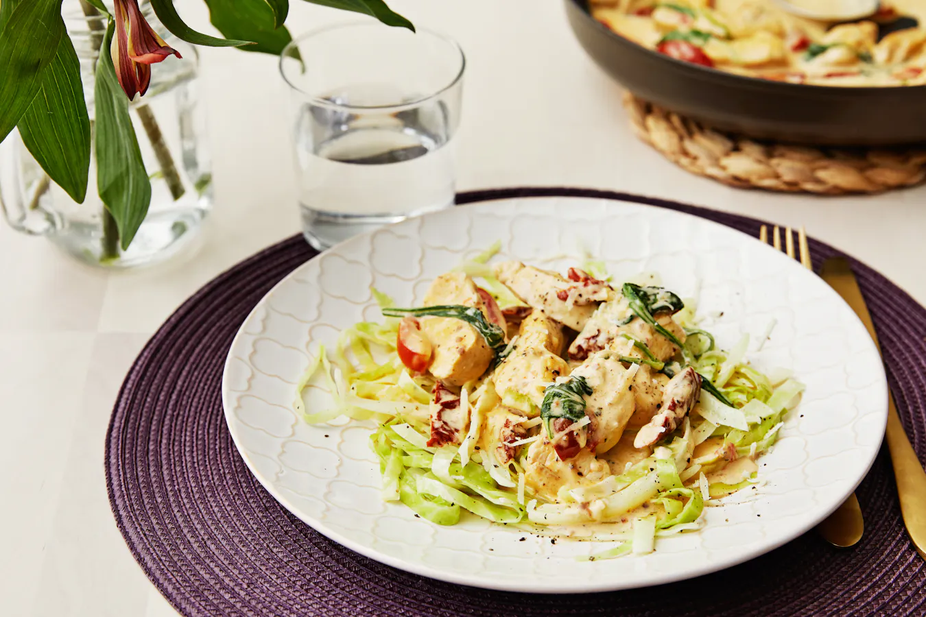Pechuga de pollo keto envuelta en bacon con puré de coliflor - Diet Doctor
