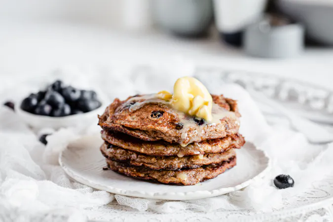 Panqueques keto con frutos rojos y nata montada - Diet Doctor