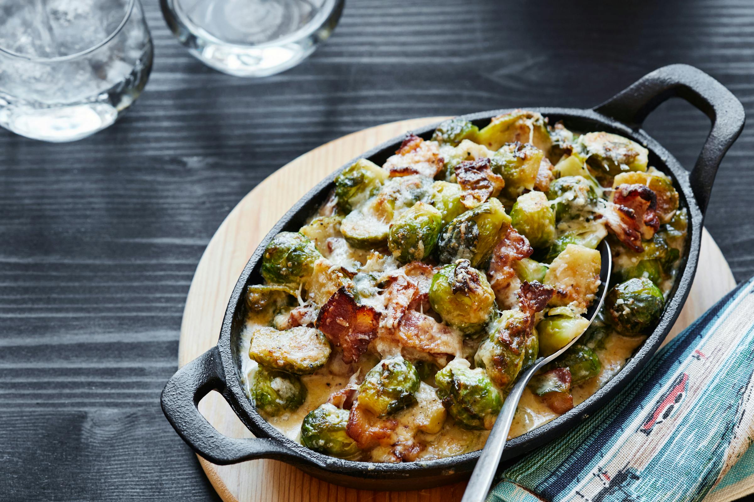 Coles de Bruselas y Bacon en una Cremosa Salsa de Queso Parmesano ...