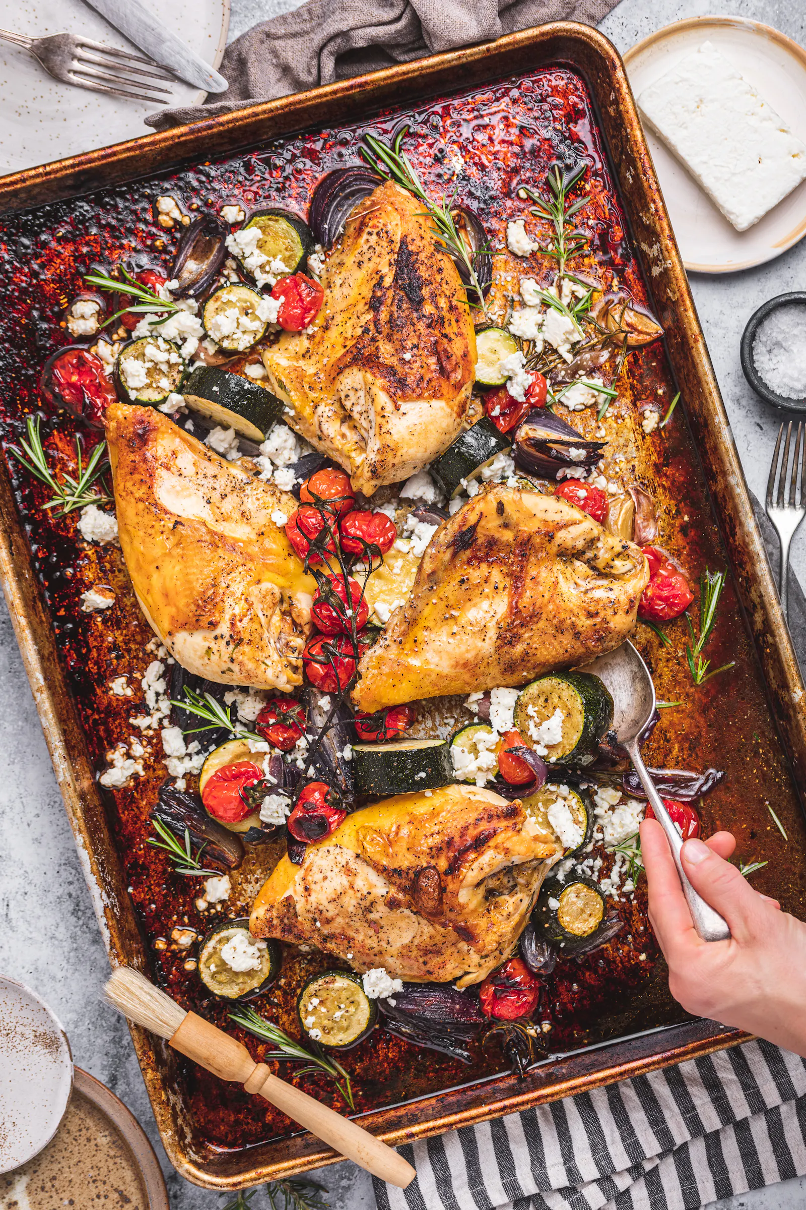 Bandeja de pollo a la toscana con calabacín y tomates - Diet Doctor