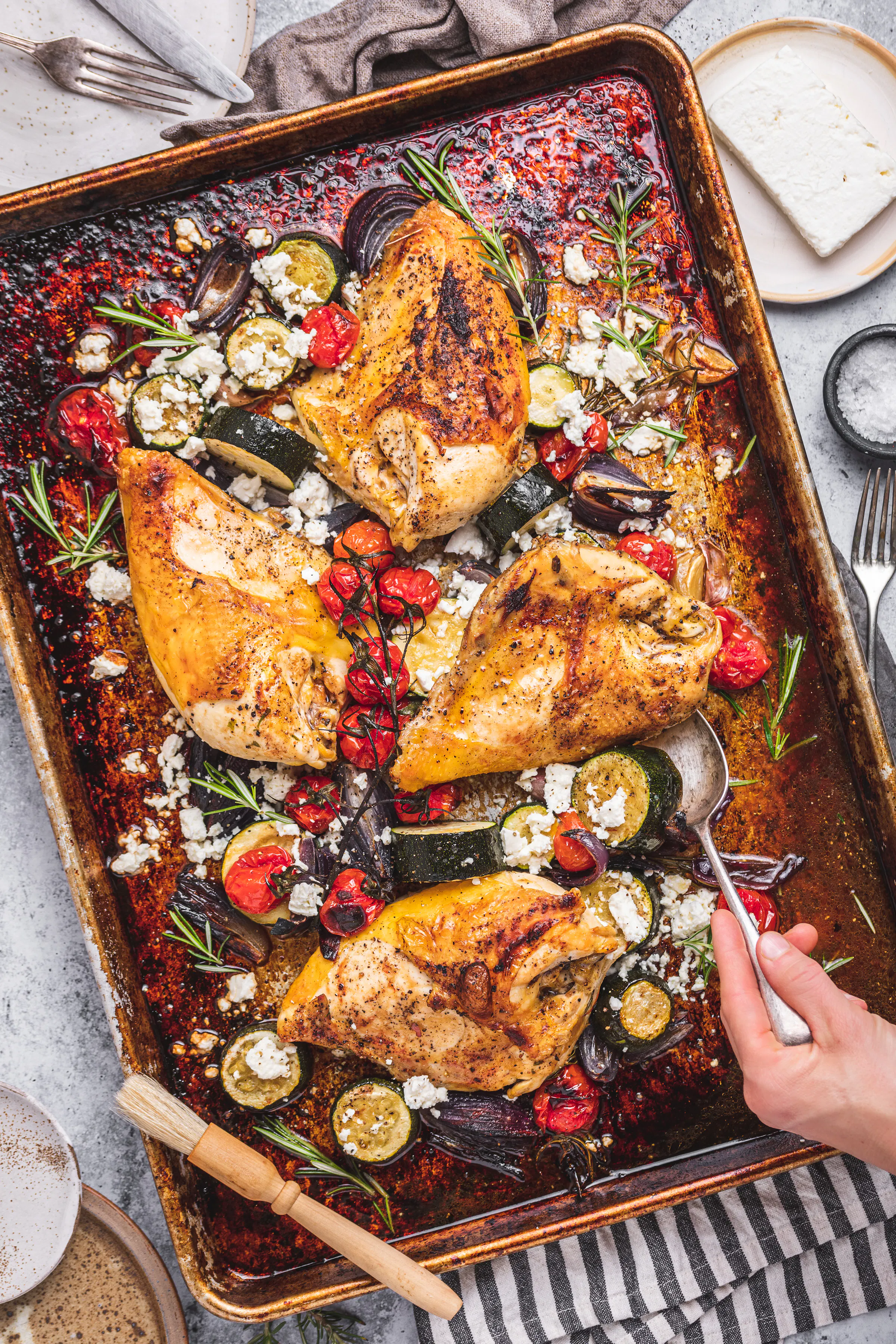 Bandeja de pollo a la toscana con calabacín y tomates - Diet Doctor