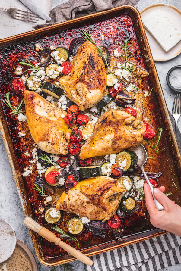 Bandeja de pollo a la toscana con calabacín y tomates - Diet Doctor