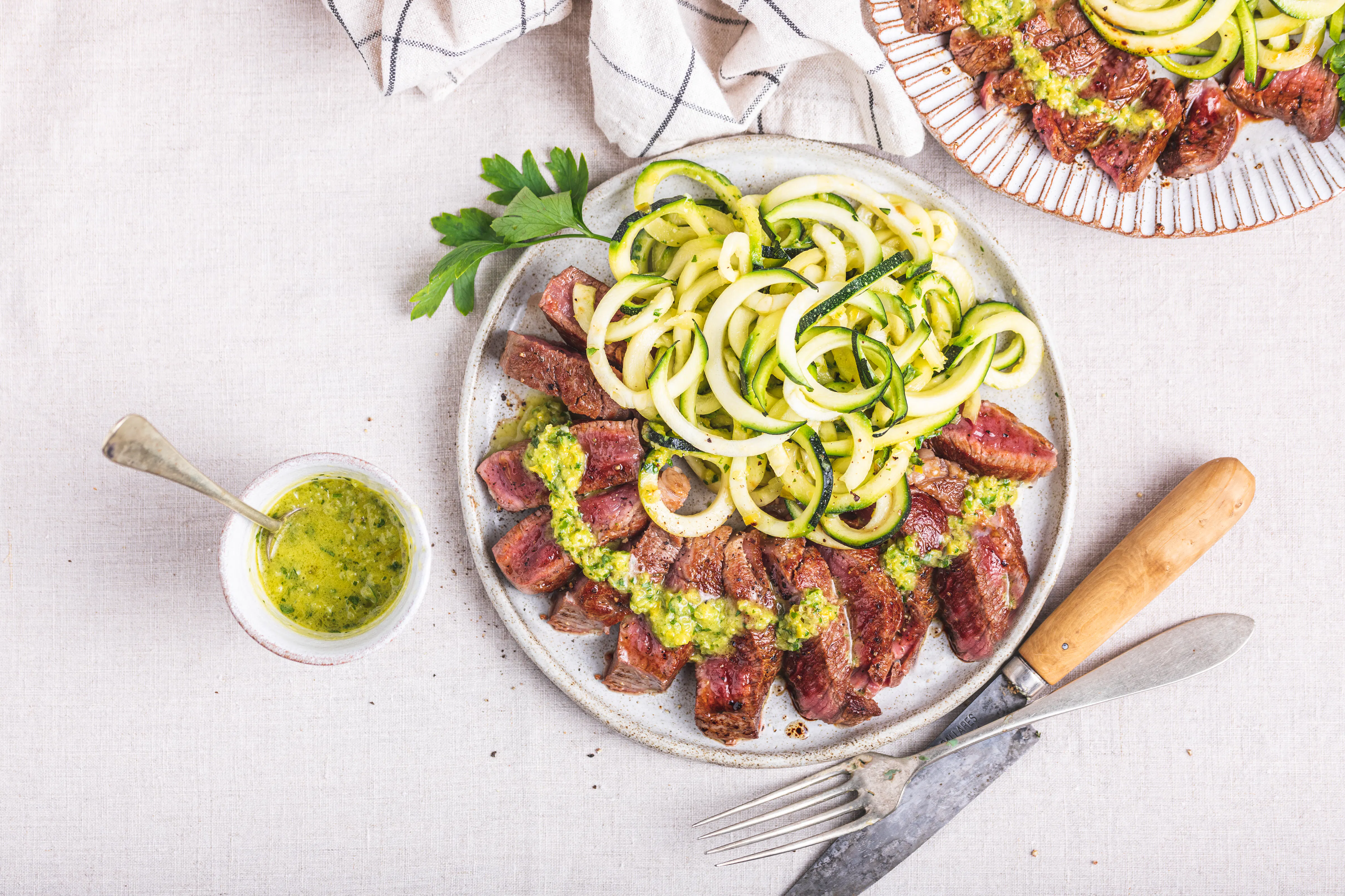 Filete al chimichurri con fideos de calabacín - Diet Doctor