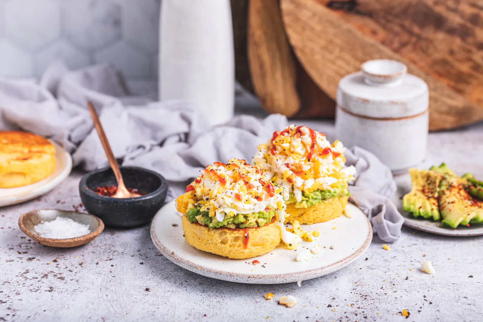 Tostada de aguacate con virutas de huevo en pan de taza proteico - Diet ...