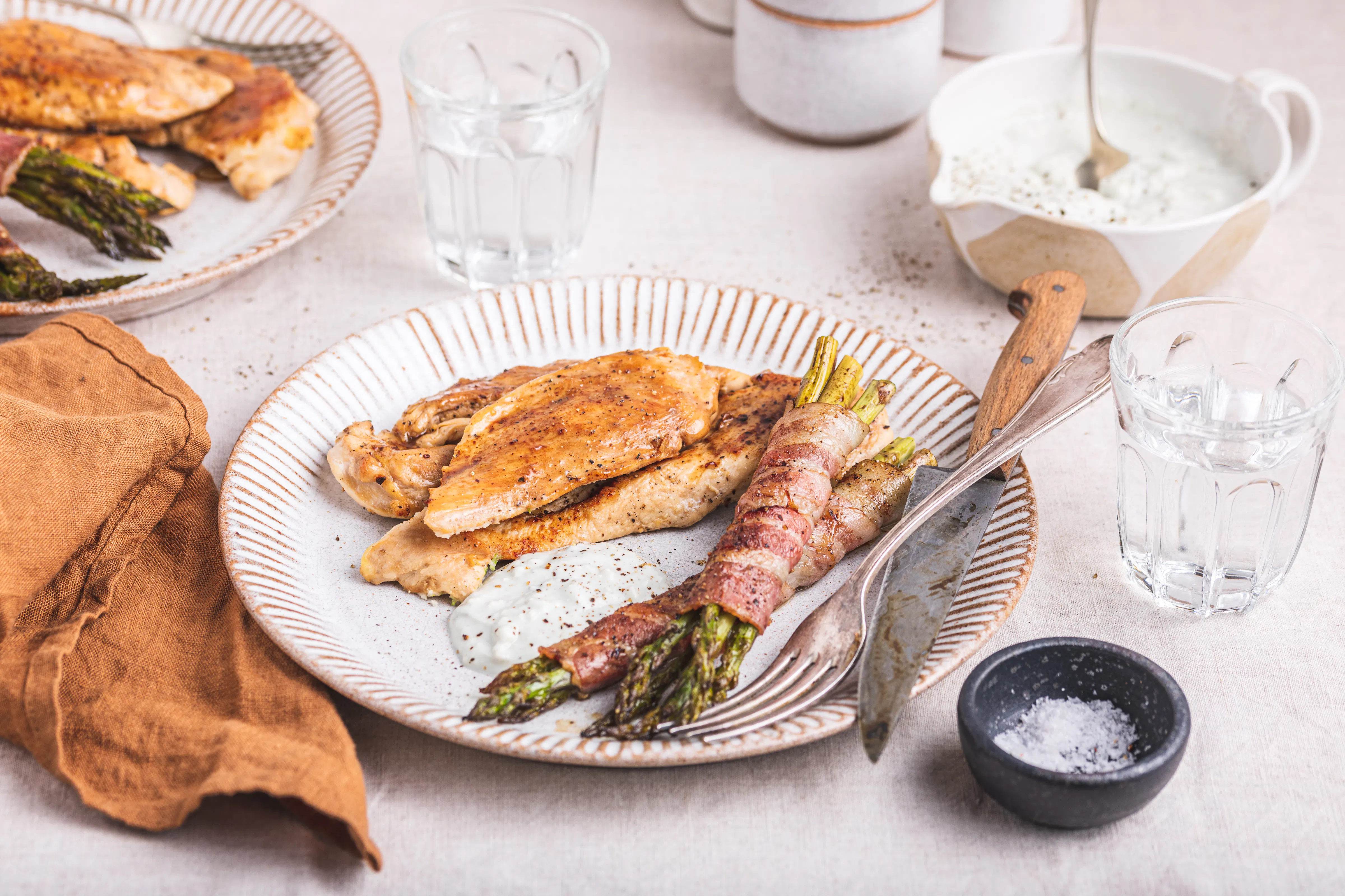 Pechuga de pollo con espárragos envueltos en bacon con aderezo de queso ...