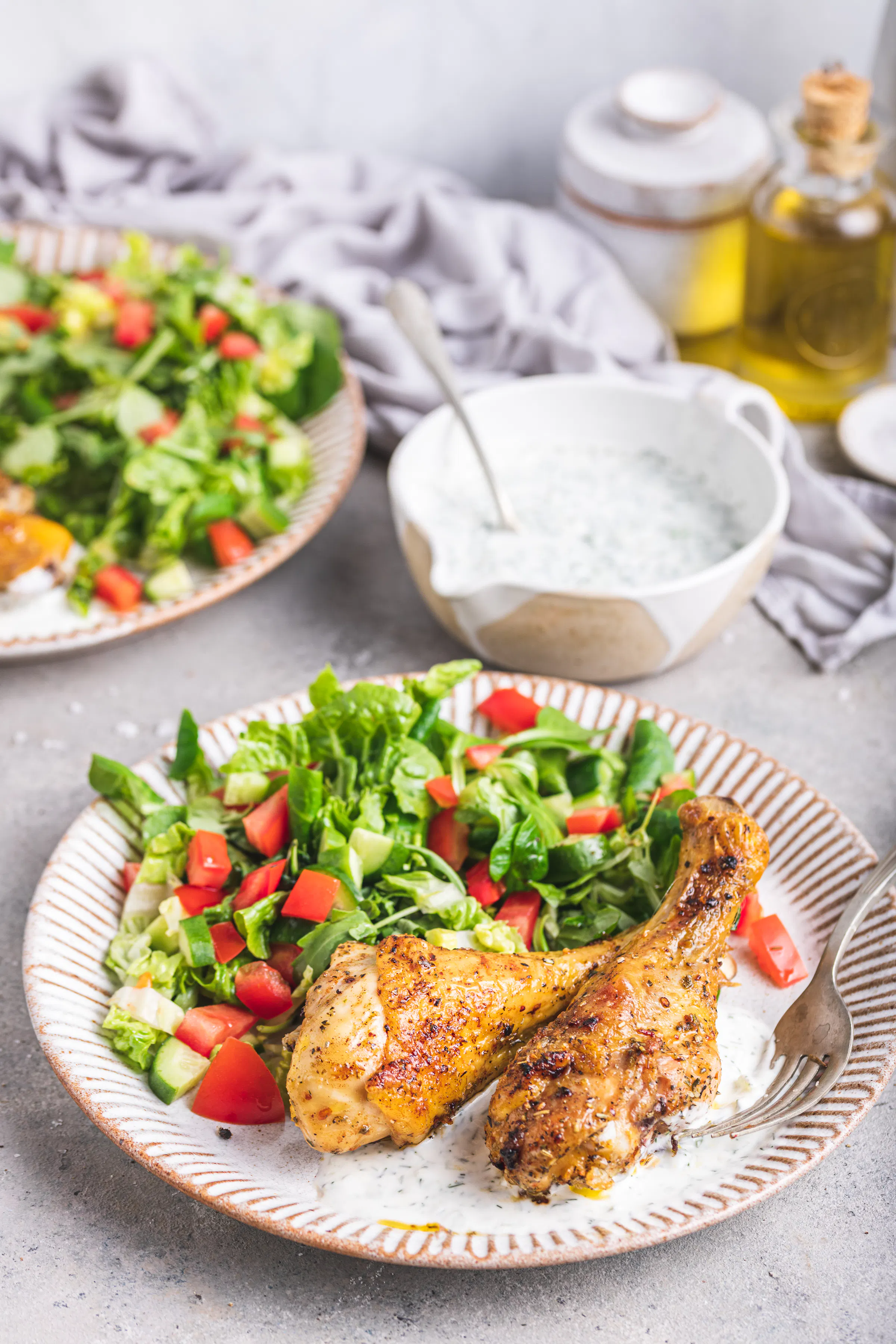 Muslos de pollo con ensalada y tzatziki - Diet Doctor