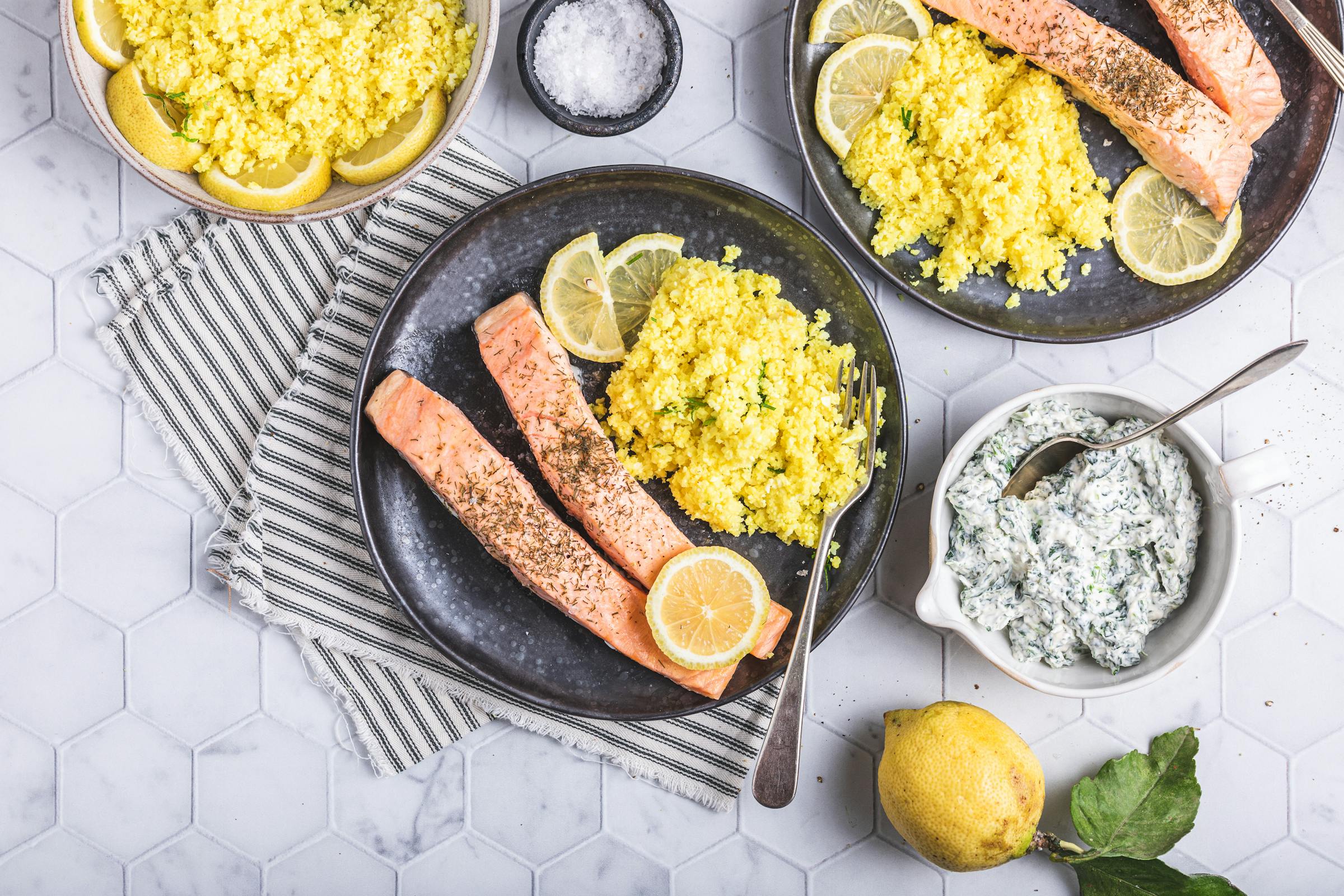 Salmón con arroz de coliflor y salsa de espinacas - Diet Doctor