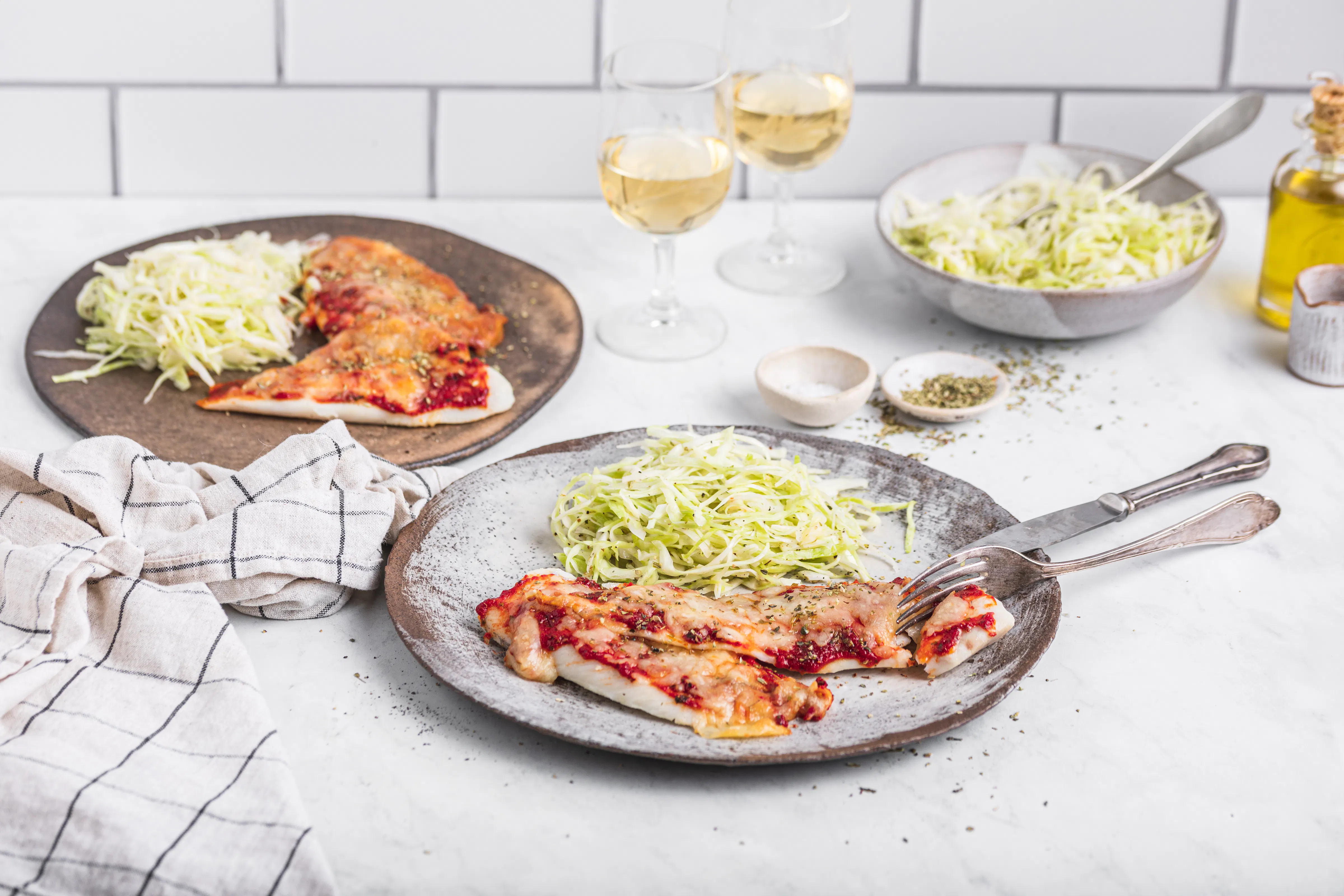 Pescado de pizza keto con ensalada de repollo - Diet Doctor