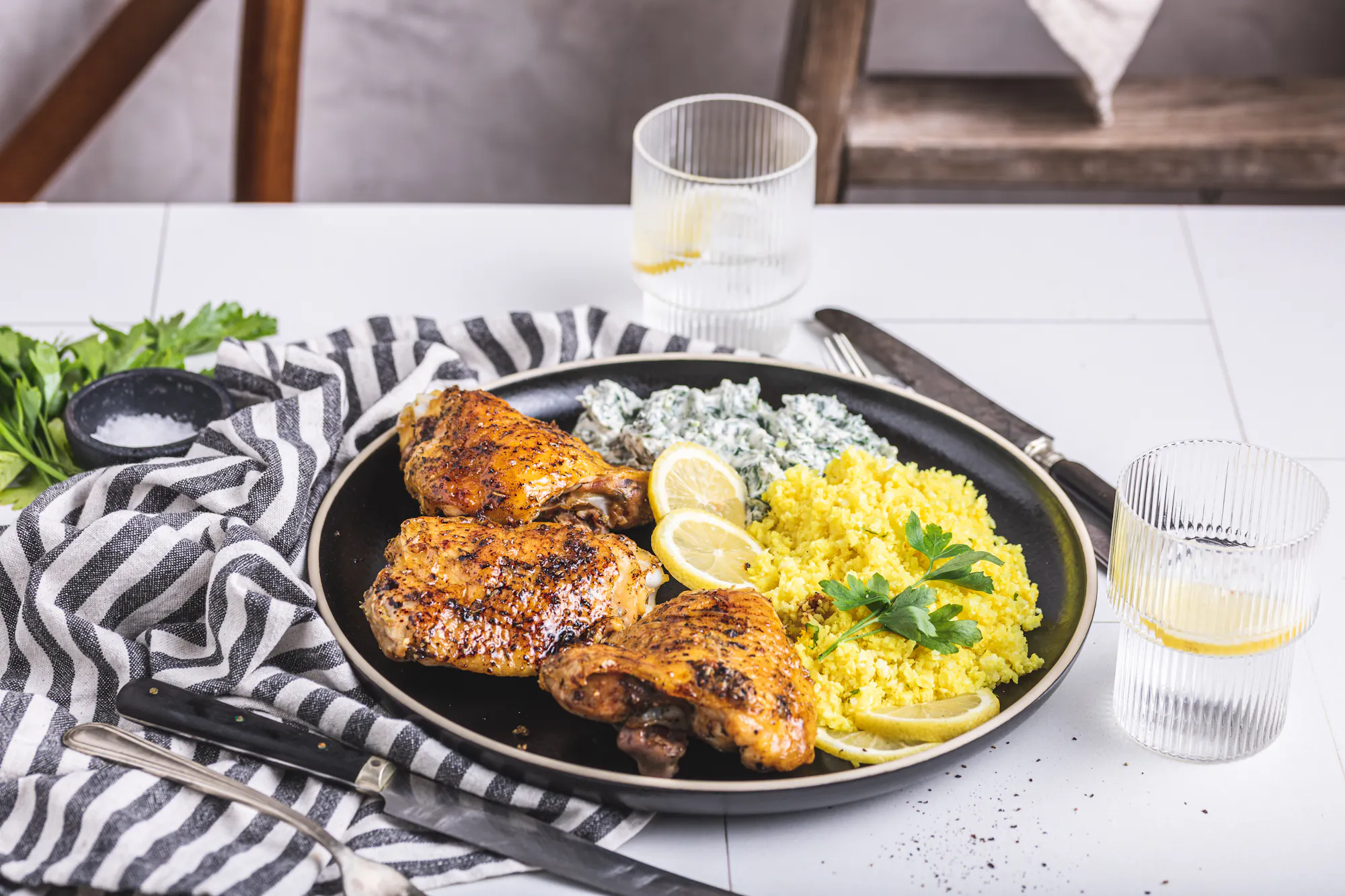 Muslos de pollo con “arroz” y crema de espinacas - Diet Doctor