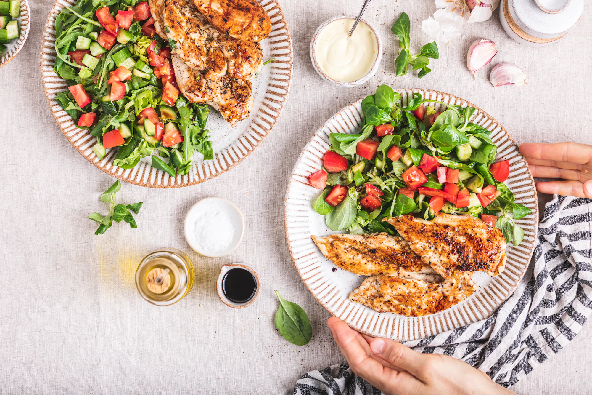 Pechugas de pollo a la sartén con ensalada y alioli - Diet Doctor