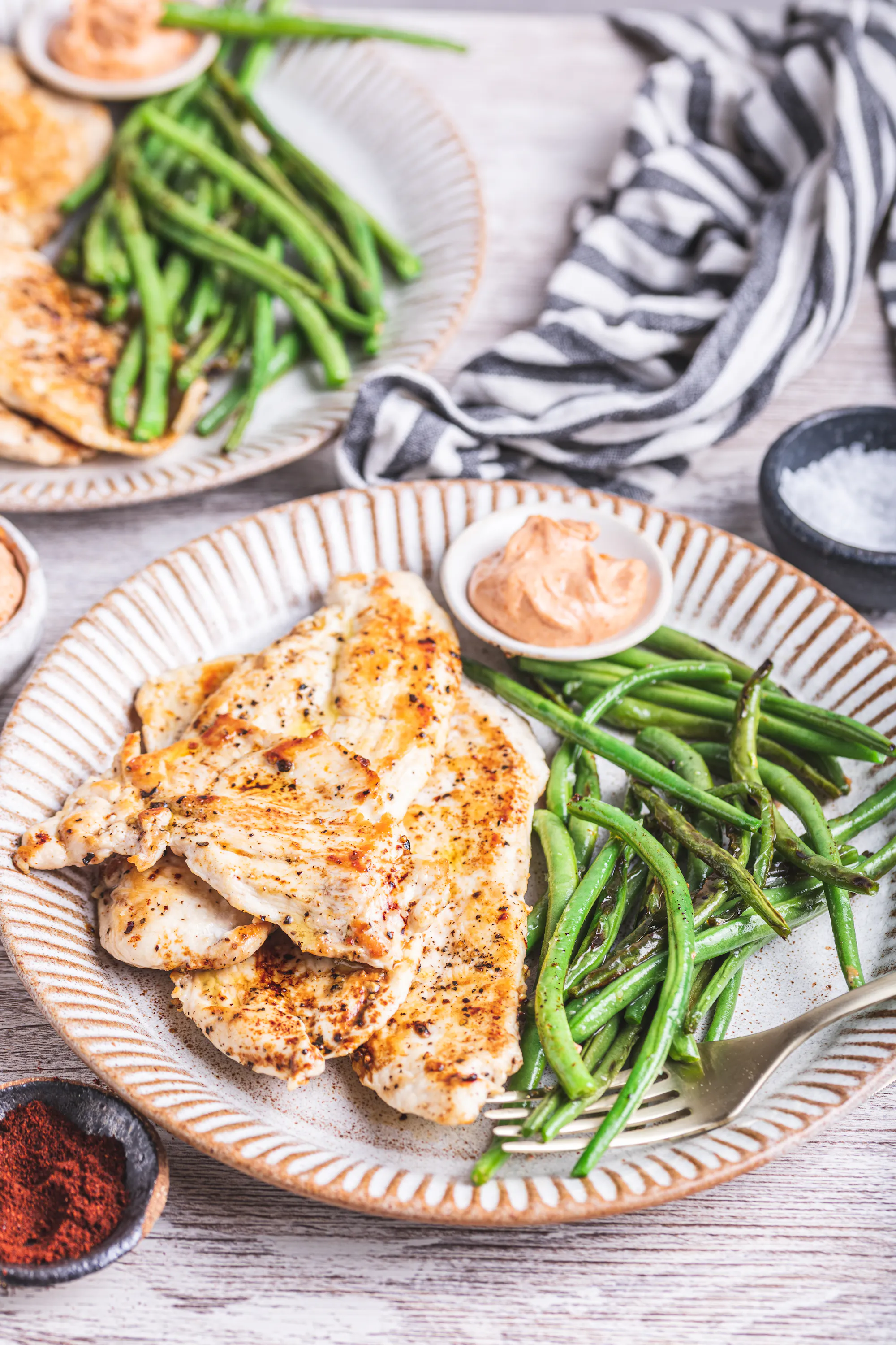 Pollo con “patatas” de judías verdes y mayonesa de chipotle - Diet Doctor