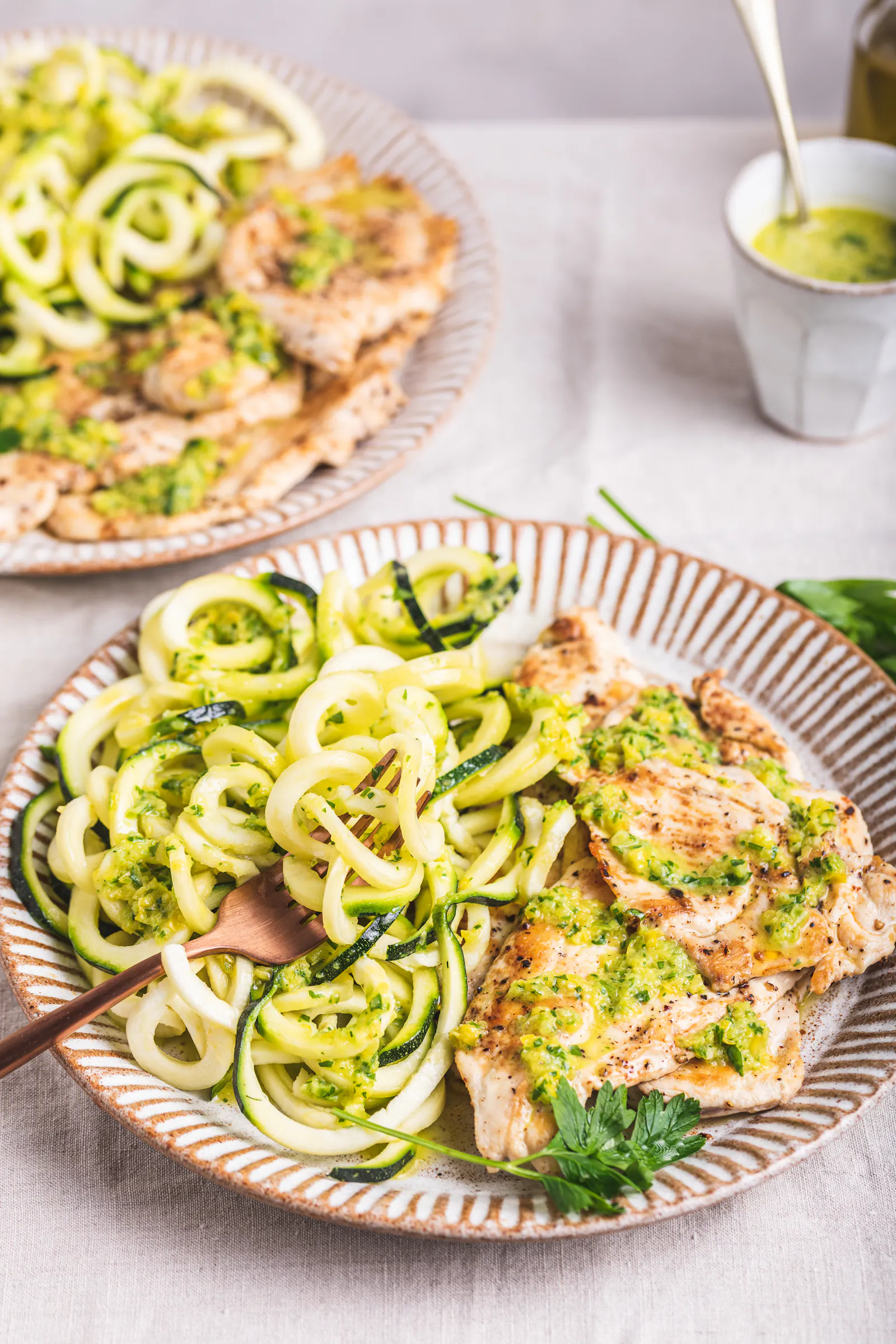 Fideos de calabacín con pollo y chimichurri - Diet Doctor