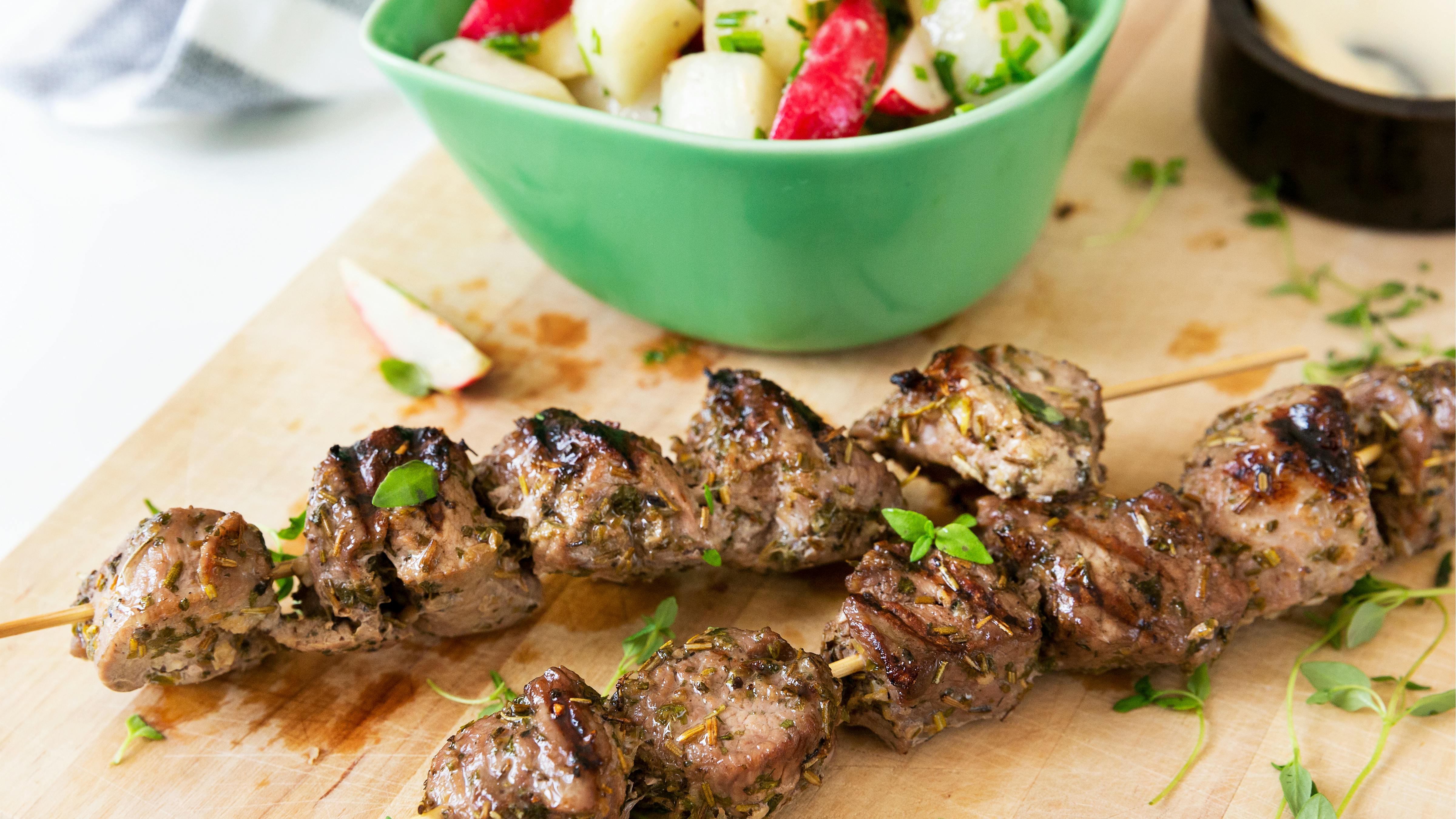 LCHF-recept – Citrusmarinerade lammspett med rättikasallad – Diet Doctor