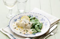LCHF-recept – Kokt torsk med äggsås och sockerärtor – Diet Doctor