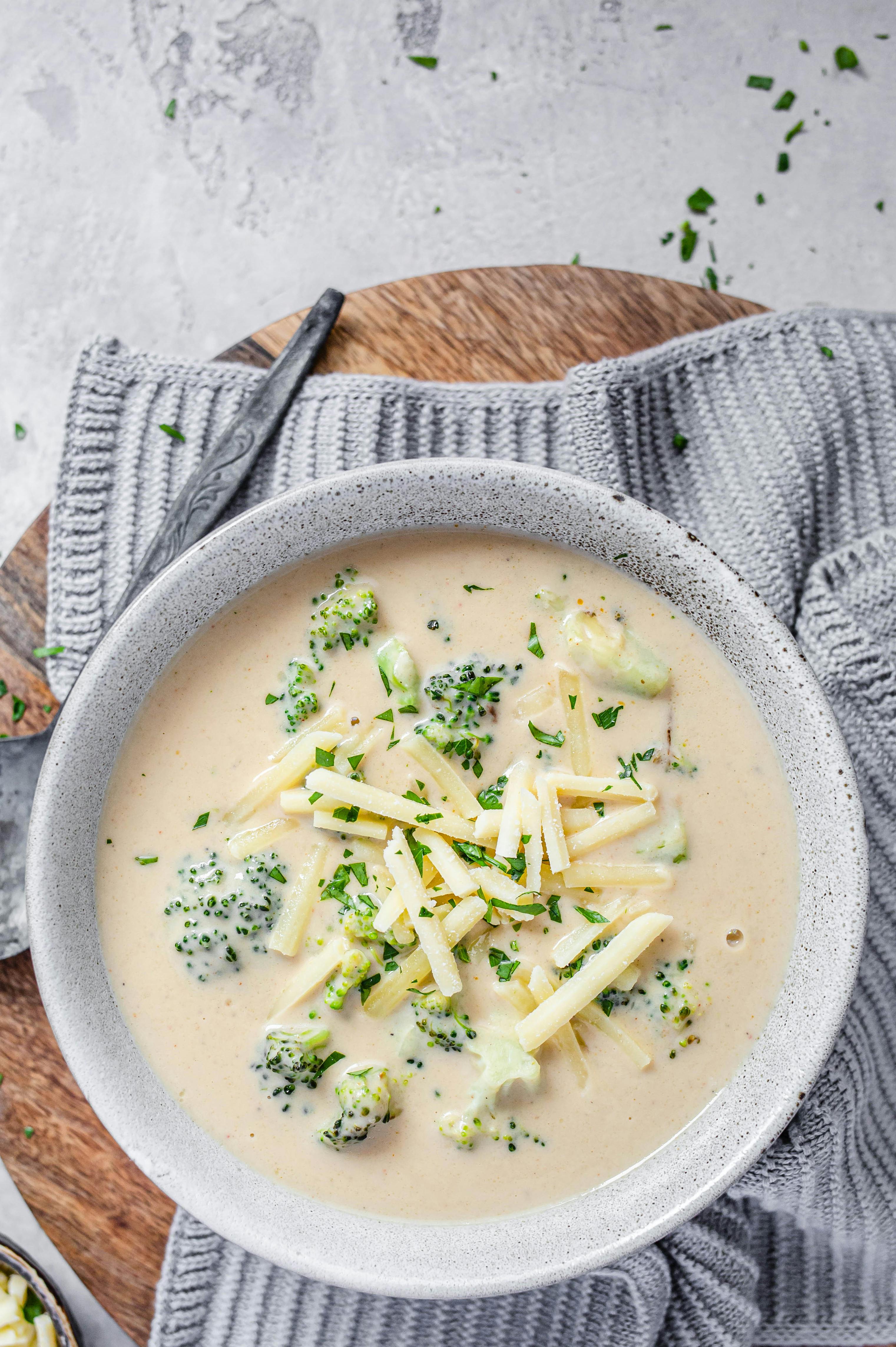 LCHF-recept – Broccolisoppa med cheddarost – Diet Doctor