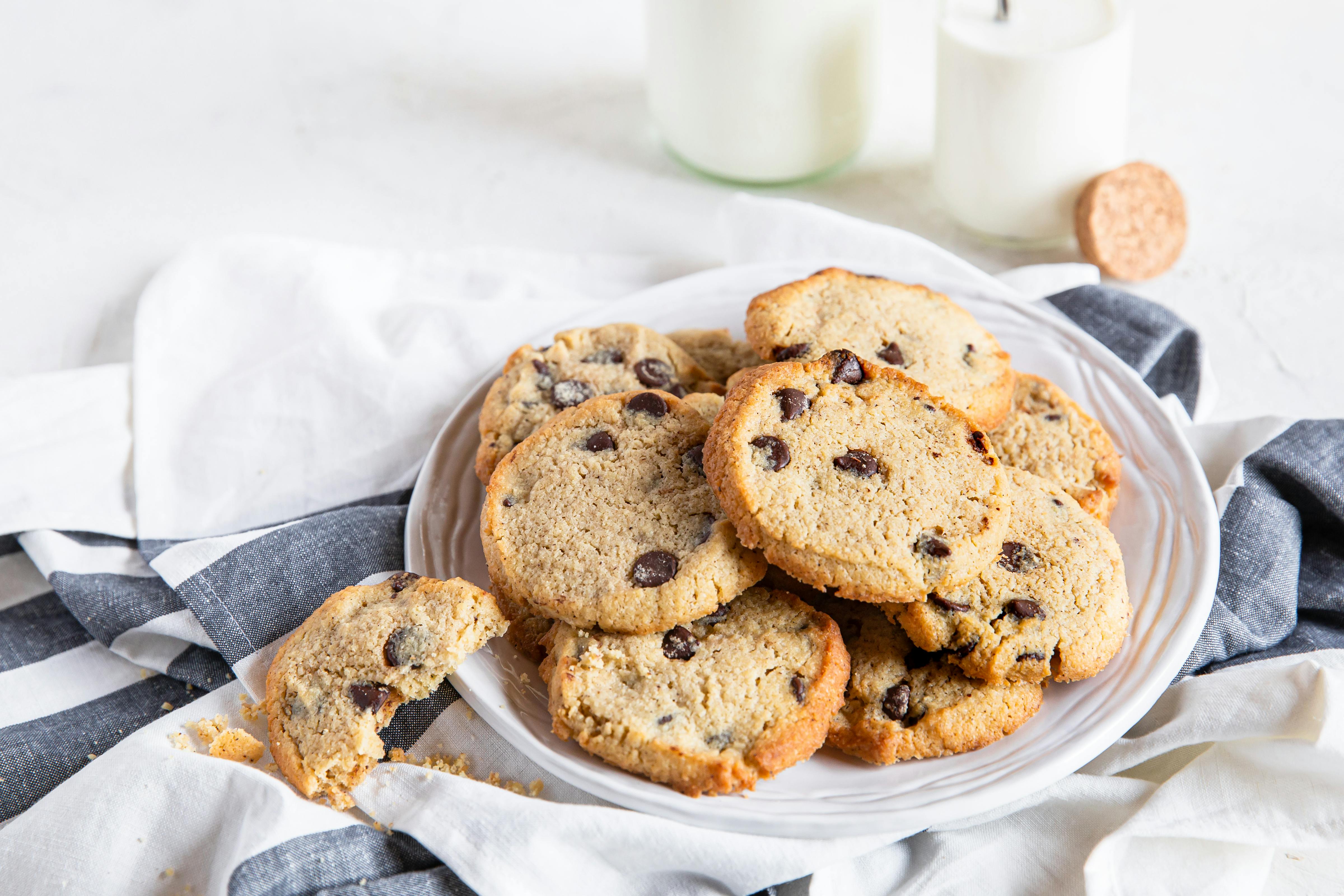 LCHF-recept – Sockerfria chocolate chip cookies – Diet Doctor