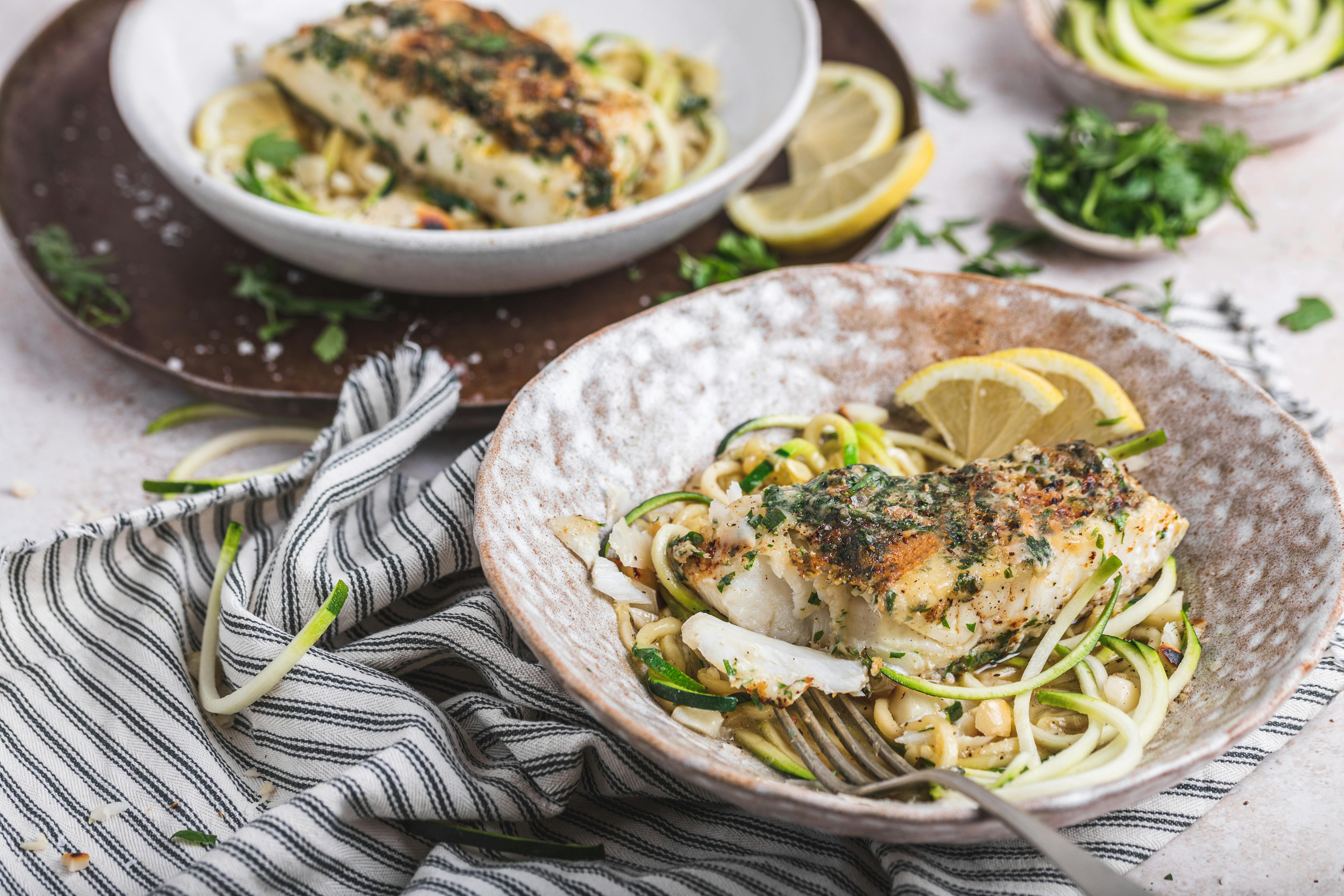 LCHF-recept – Ketofisk med parmesantäcke och zoodles – Diet Doctor