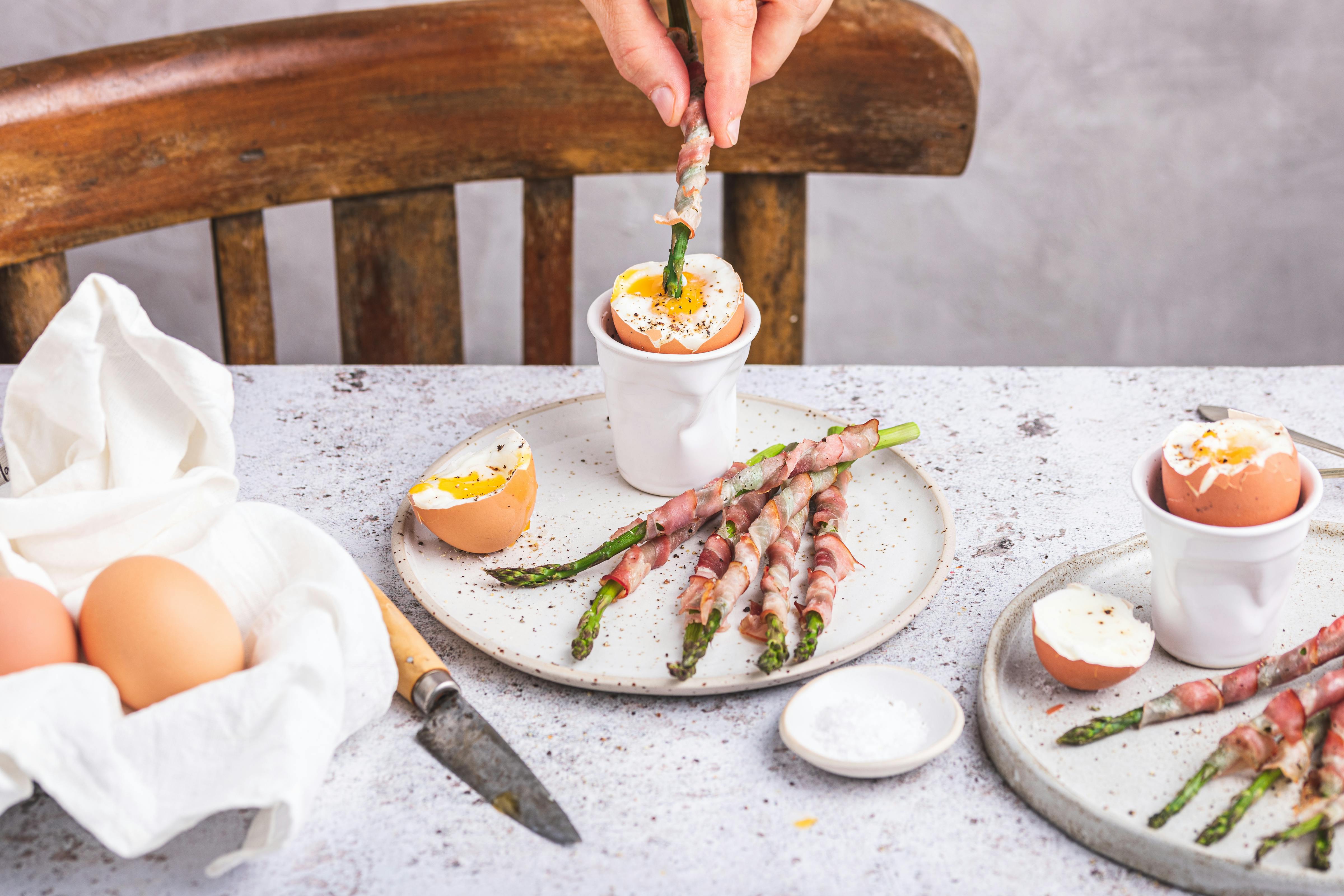 Recept – Baconinlindad sparris med löskokta ägg – Diet Doctor