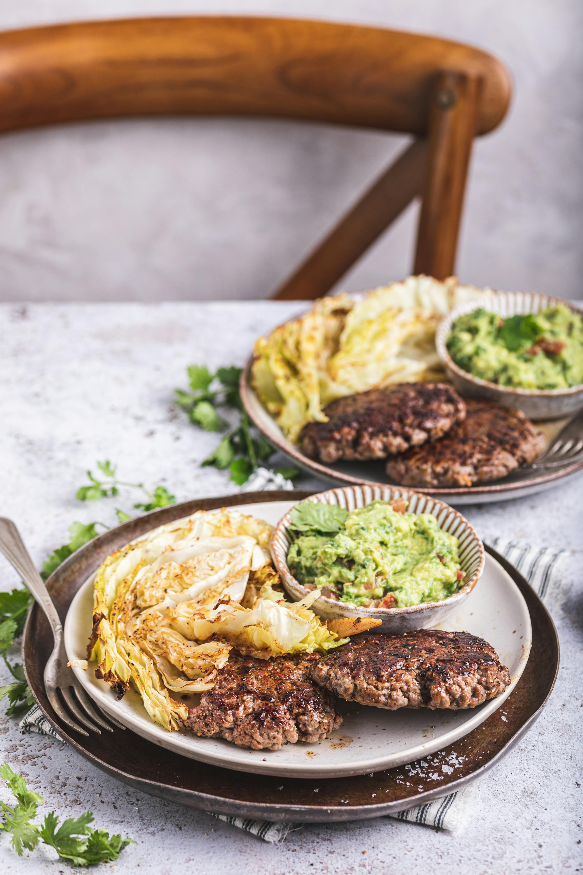 Smashed burger med guacamole och rostad vitkål – Diet Doctor